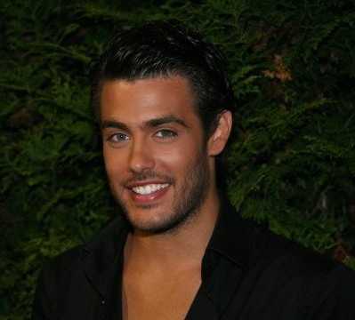 Ενθουσιασμένος για το πρώτο του μάθημα μουσικής είναι ο Κώστας Μαρτάκης ...