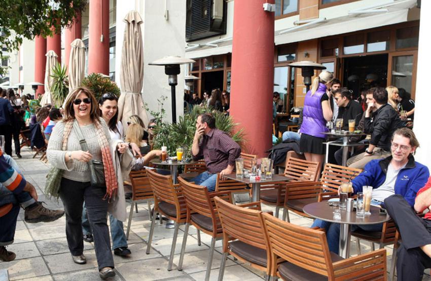 Γεμάτες και σήμερα οι καφετέριες στη Λαμία • Το Κουλούρι