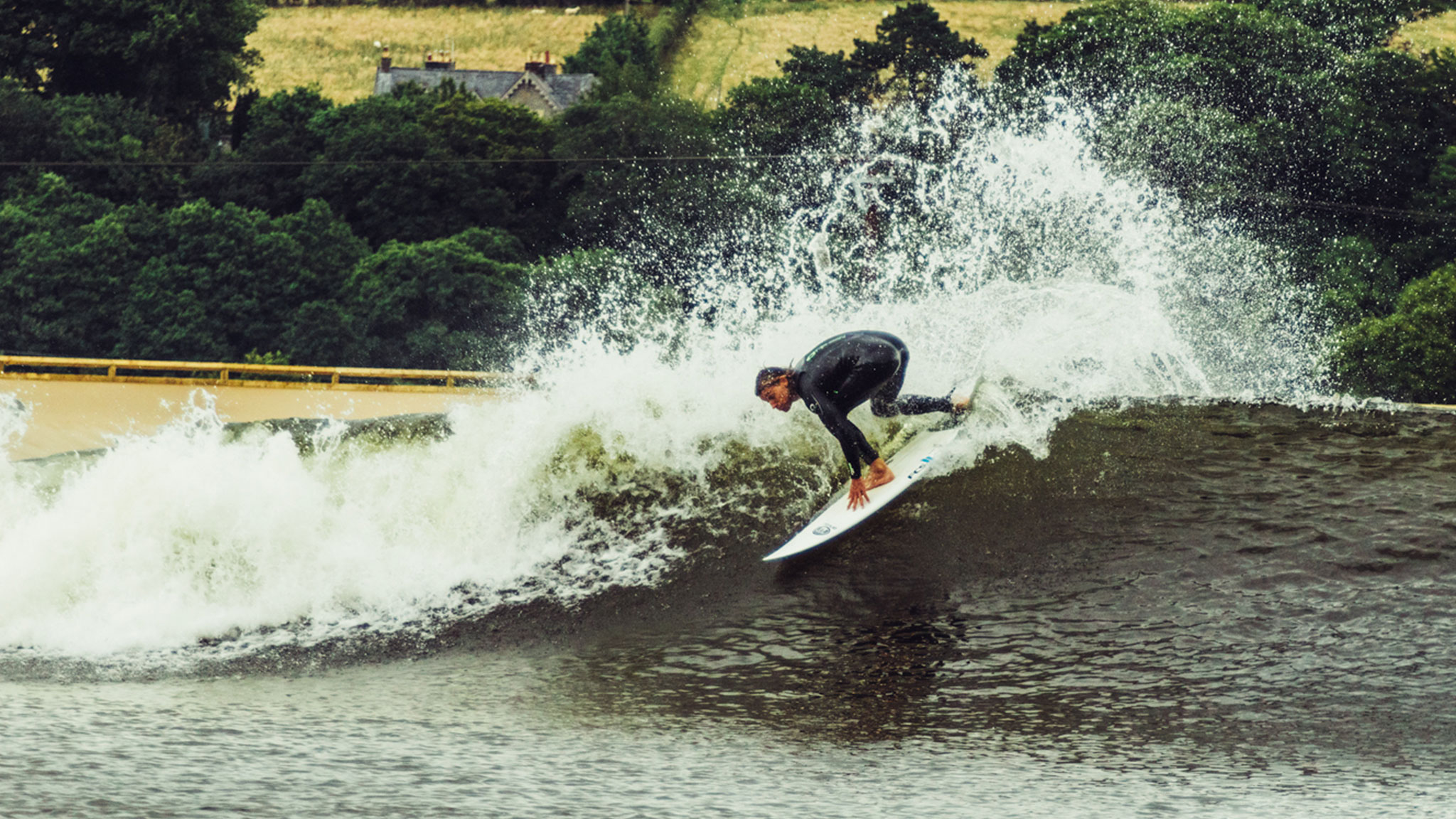 Τεχνητή πίστα σερφ θα κατασκευαστεί στη λίμνη του Μόρνου • Το Κουλούρι