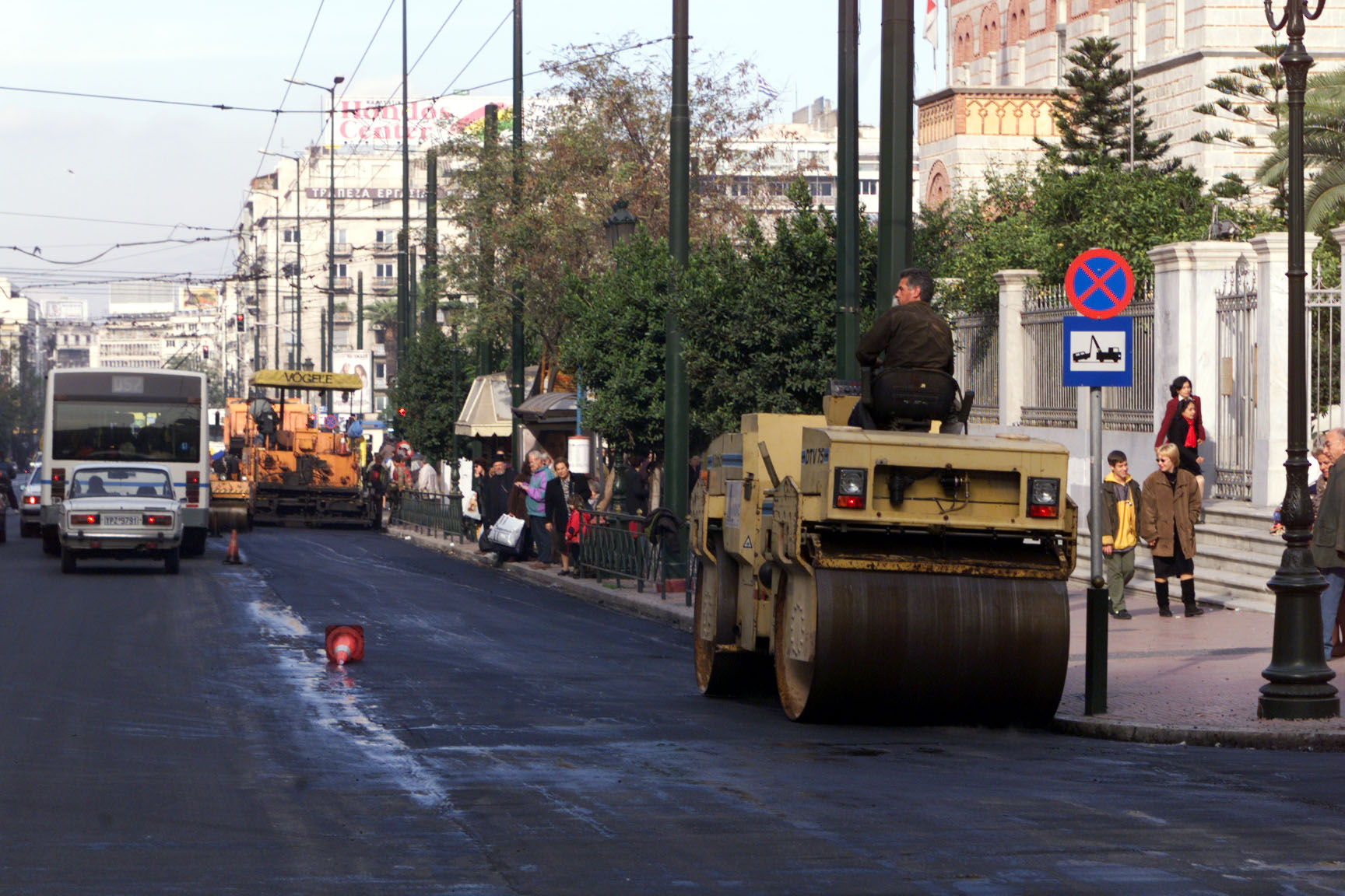 Δρόμους θα κατασκευάζει τα βράδια η κυβέρνηση, εκμεταλλευόμενη την ...