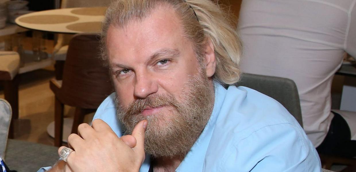 Παραστάσεις του Louis CK βλέπει για να ξεχαστεί ο Κώστας Σπυρόπουλος ...