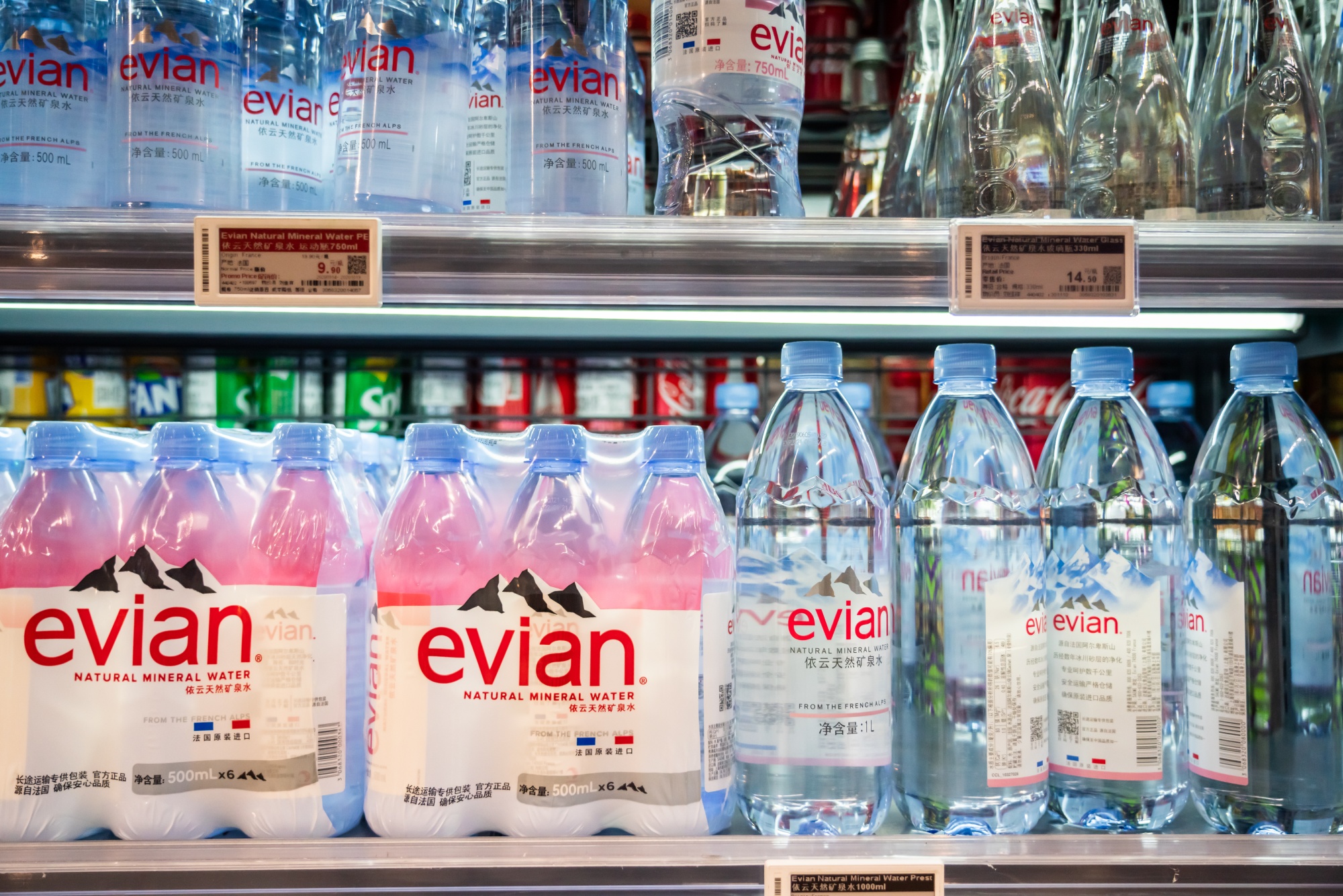 «Που με Evian μετράει τη γη» θα αναφέρει πλέον ο εθνικός ύμνος μετά τη ...