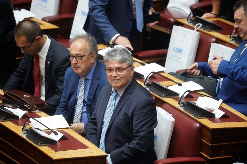 Όλα τους τα εμβόλια έκαναν οι βουλευτές της ΝΙΚΗΣ πριν μπουν στη Βουλή ...